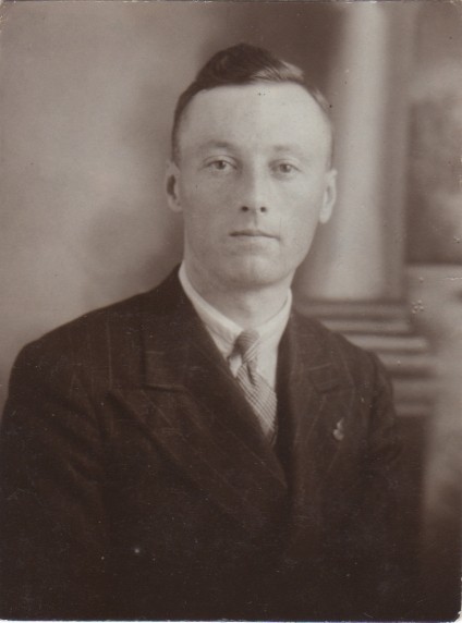 CTF's identity card, photograph of CTF and note signed by a Lieutenant ...